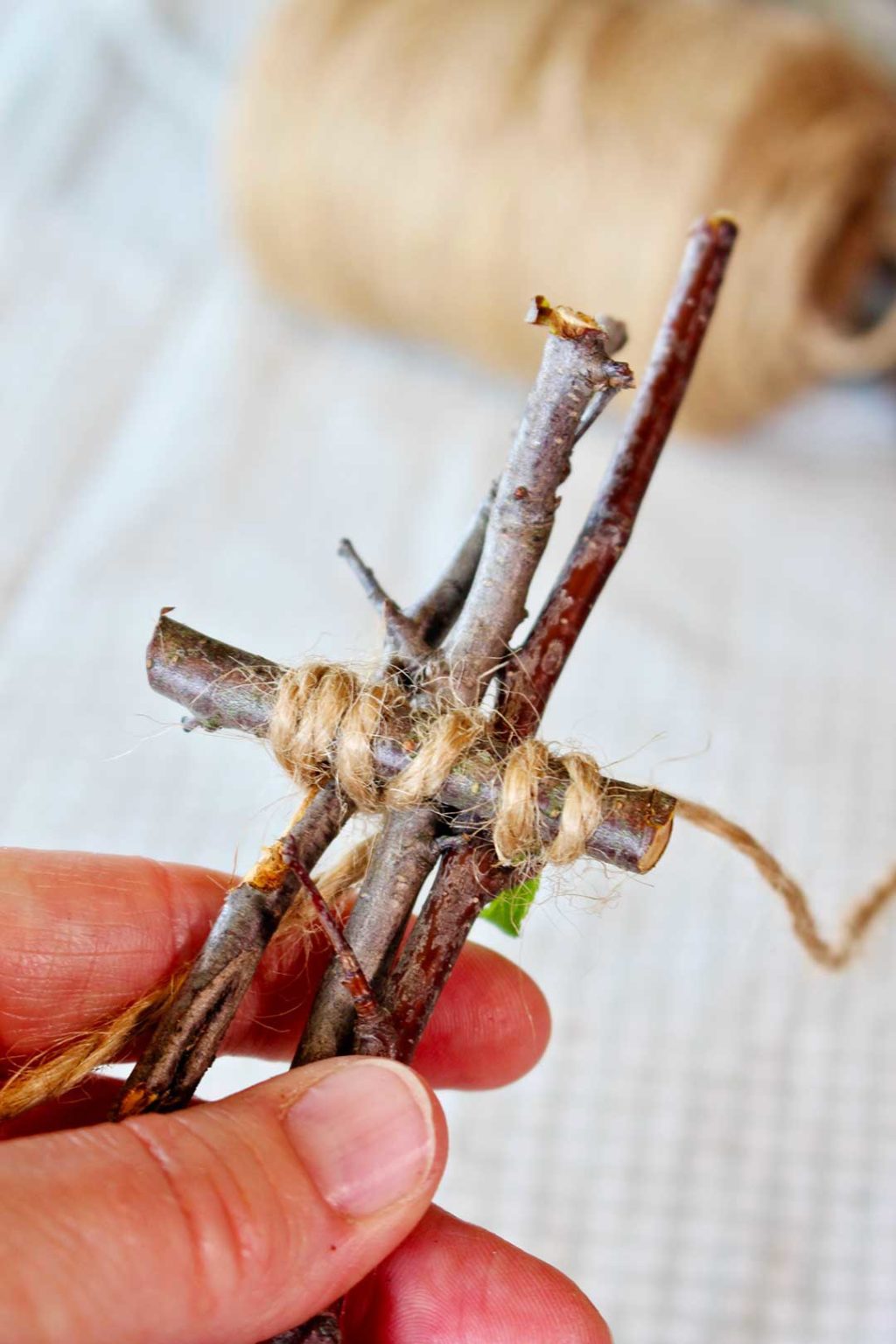 DIY Tabletop Easel from Twigs | Welcome To Nana's