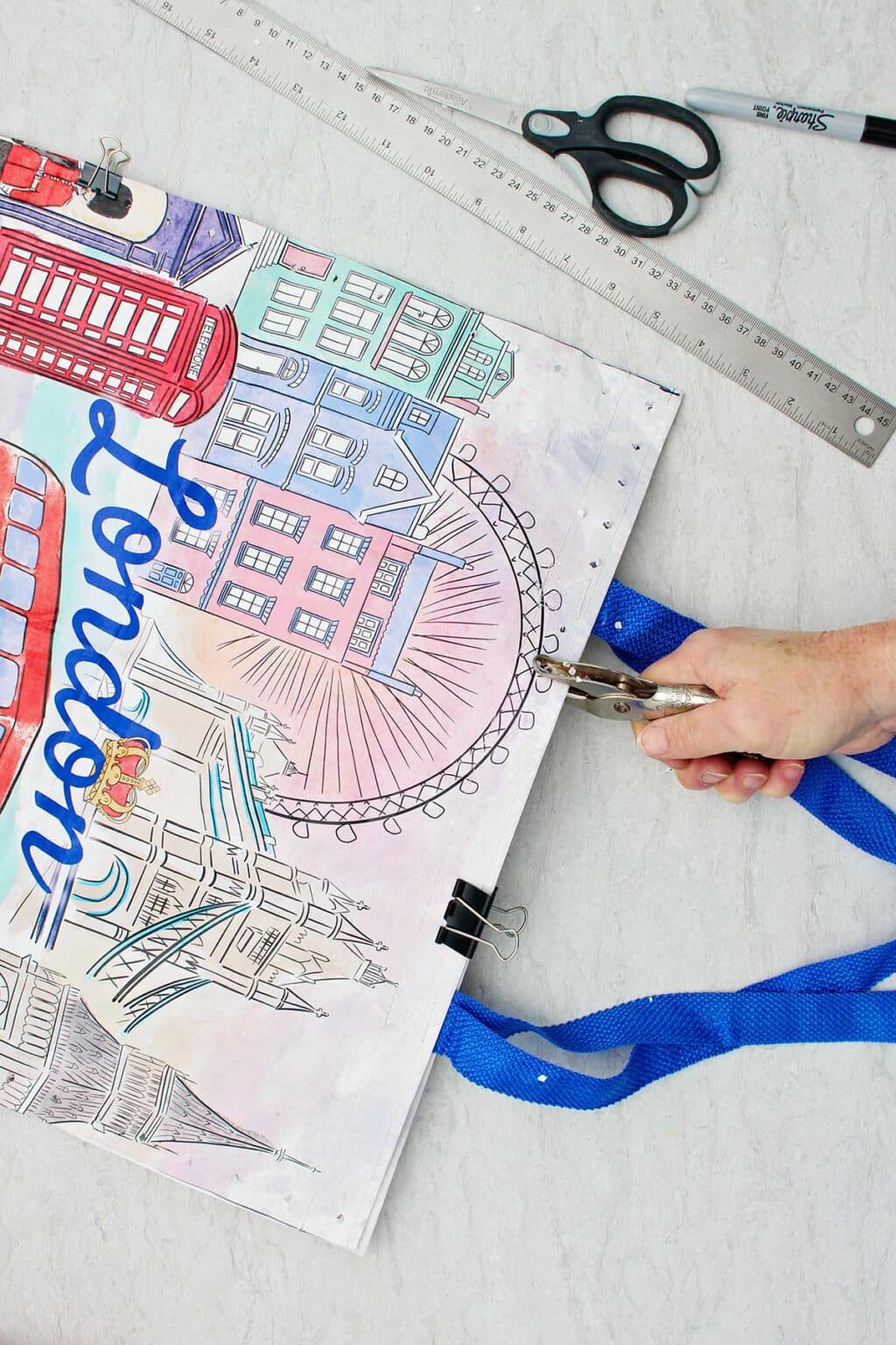 DIY Sit-Upon Cushion from a Reusable Shopping Bag | Welcome To Nana's