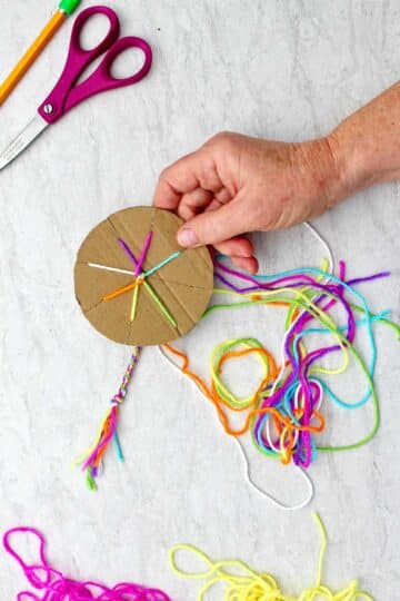 Easy Round Friendship Bracelet Pattern with a Cardboard Loom | Welcome ...